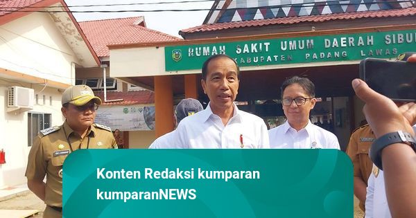 Sosok Perempuan Berbatik Pengadang Marhan Harahap saat Jokowi Salat di ...