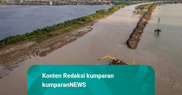 Foto: Perbaikan Tanggul Sungai Wulan di Demak yang Jebol | kumparan.com