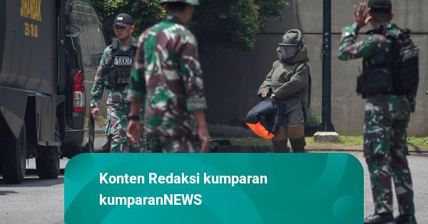 Foto: Tim Jihandak Sisir Serpihan Ledakan di Perumahan Radius 1 Km dari ...