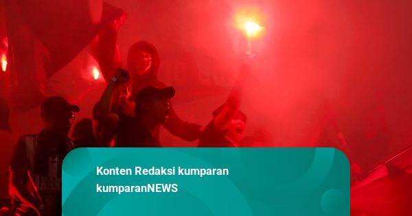 The Jakmania Rayakan HUT Persija di Bundaran HI, Nyalakan Flare dan ...