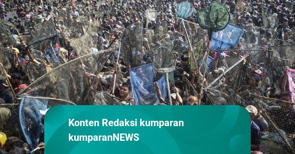 Foto: Ribuan Orang Berburu Ikan di Festival Memet Klaten | kumparan.com