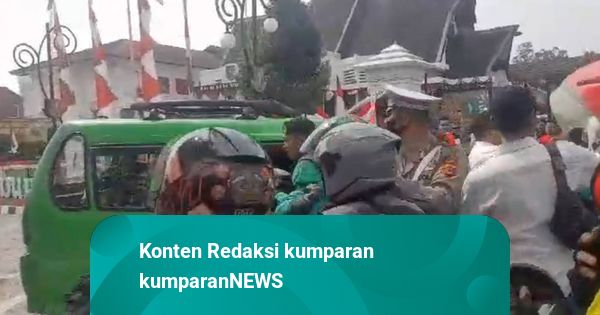 Sopir Angkot Bentrok dengan Driver Ojek Online di Sukabumi | kumparan.com