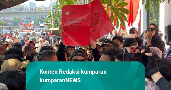Komika Demo di Gedung DPR, Bawa Poster 'Agak Laen Kau, Agak Laen ...