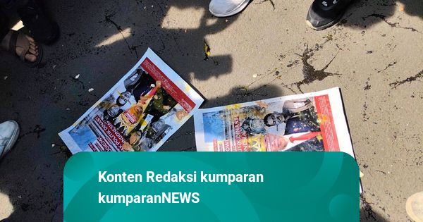 Di Depan Gedung Agung, Massa Jogja Memanggil Lempar Poster Jokowi ...