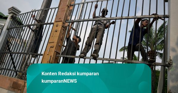 Foto: Pagar Gedung DPR Diperbaiki usai Roboh Dijebol Massa Demo RUU ...