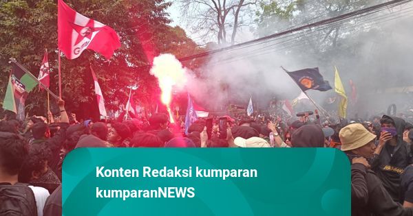 Demo Kawal UU Pilkada di Bandung Memanas: Massa Lempar Cat hingga ...