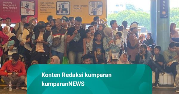 Foto: Kepadatan Penumpang KRL di Stasiun Juanda dan Gondangdia ...