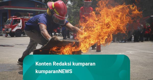 Foto: Aksi Relawan Jinakkan Api saat Pelatihan di Damkar Jakarta Utara ...