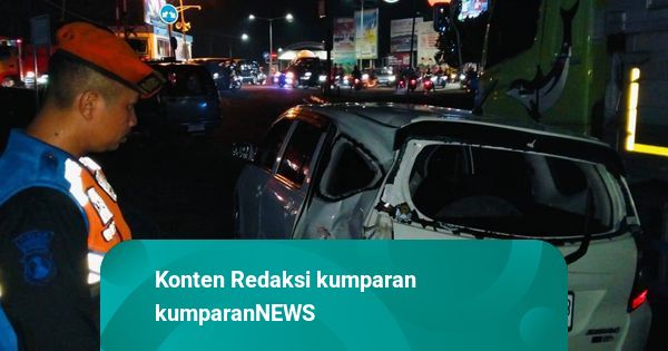 Mobil Temper Kereta di Perlintasan Sebidang di Kediri | kumparan.com