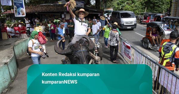 Foto: Danilo Ramos Calon Anggota Senator Filipina Tunggangi Kerbau saat ...