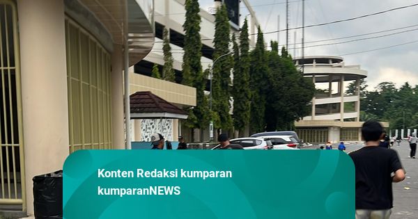 Toilet Rusak-Sampah Berserakan di Stadion Maguwoharjo | kumparan.com