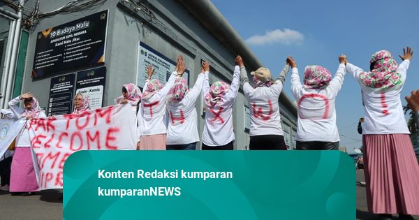 Momen Emak-emak Bawa Spanduk 'Welcome Home' di Cipinang Jelang Tom ...