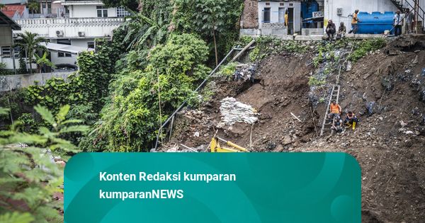 Foto: Talud Setinggi 15 Meter Longsor dan Hantam Rumah Warga di ...
