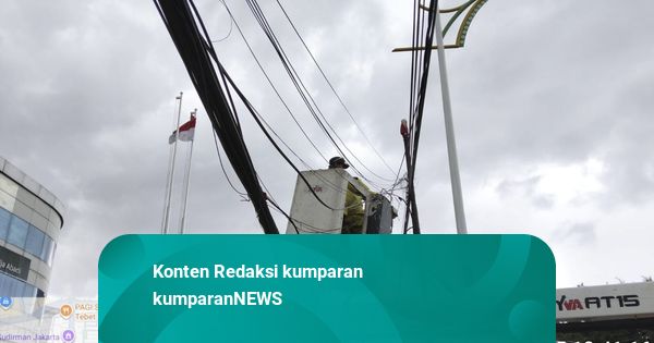Kabel Semrawut-Tiang Miring di Tebet Akhirnya Dirapikan | kumparan.com
