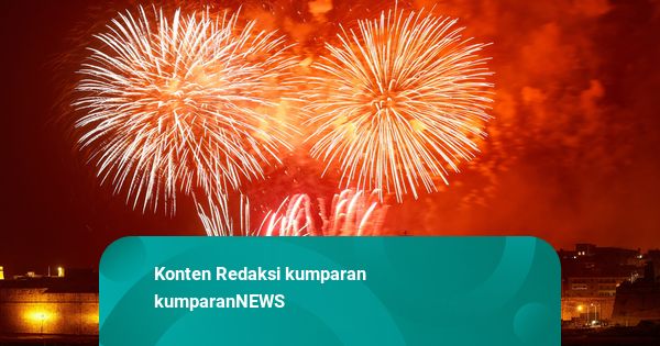Foto: Kembang Api Menerangi Dunia, 2026 Disambut di Berbagai Penjuru ...