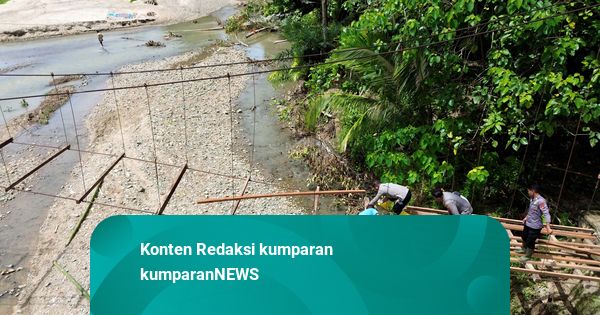 Foto: Gotong Royong Bangun Jembatan Gantung Rusak di Gorontalo ...