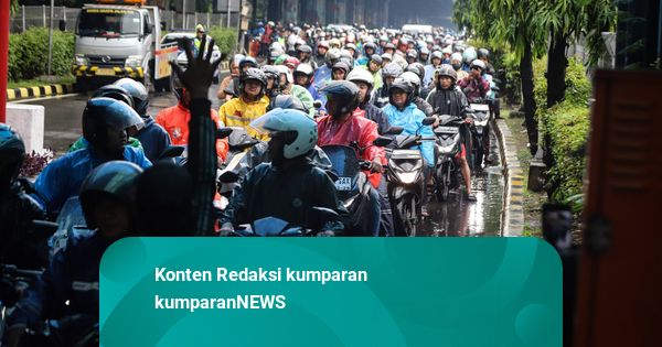 Foto: Hindari Banjir, Pengendara Motor Masuk Tol Pulomas | kumparan.com