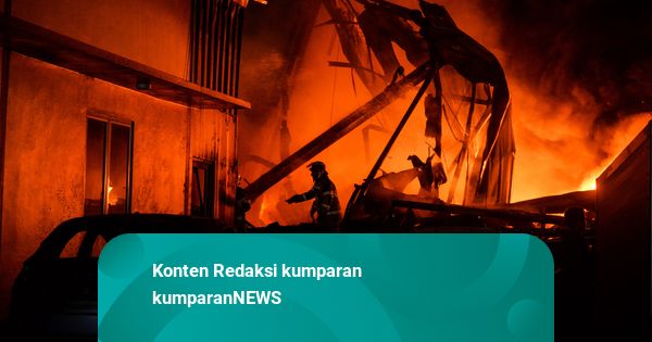 Foto: Si Jago Merah Melalap Pabrik Cat di Kabupaten Tangerang ...