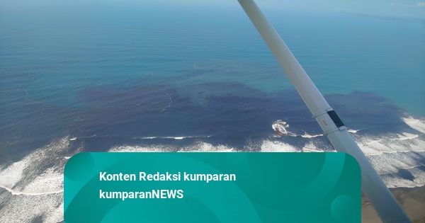 Tongkang Muat Batu Bara Dikandaskan di Pantai Sukaresik, Pintu Kapal ...