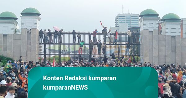 Massa STM Panjat Pagar Gedung DPR, Kibar-kibarkan Bendera Merah Putih ...