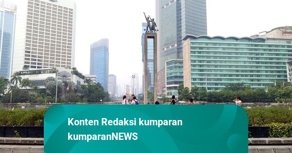 Mobil Nyemplung ke Kolam Bundaran HI, Sopir Luka | kumparan.com