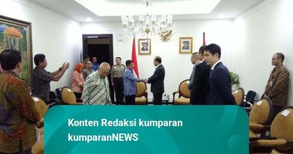 Ramah-Tamah dengan JK, Dubes China Beri Porselen Vas Bunga | kumparan.com
