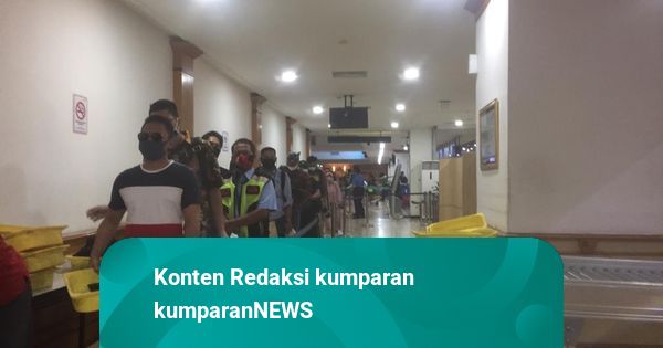 Pemudik Curi Start Ramai di Bandara Halim | kumparan.com