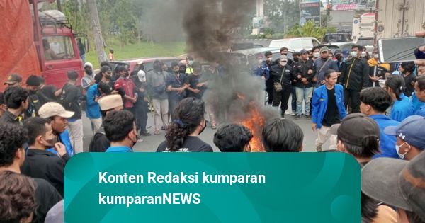 Mahasiswa di Semarang Demo soal Wadas, Bakar Ban Sebabkan Macet di ...