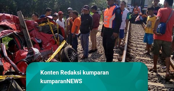 Terobos Rel, Angkot di Semarang Ringsek Tertabrak KA Wisata | kumparan.com