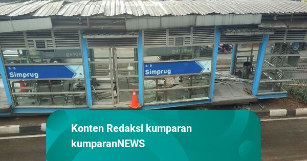 Kondisi Halte TransJ Simprug Usai Ditabrak Truk Kontainer | kumparan.com