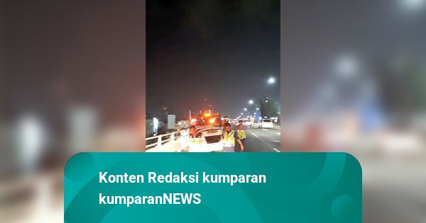 Taksi Tabrak Pembatas Jalan di Tol Grogol KM 15, Lalin Ramai Lancar ...