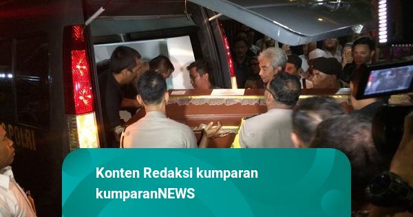 Jenazah Taruna Akpol M Adam Tiba di Rumah Duka | kumparan.com