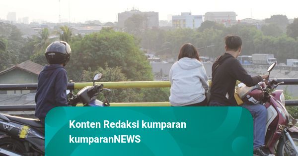 Foto: Nongkrong di Flyover Pasar Rebo | kumparan.com