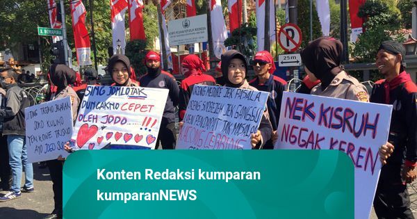 Polwan di Surabaya Bawa Poster Unik Kawal Demo Buruh | kumparan.com