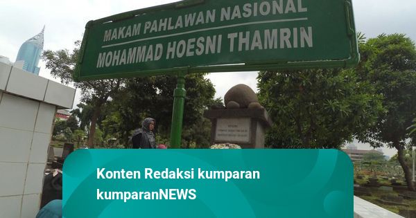Doa untuk Pahlawan Nasional M Husni Thamrin di TPU Karet | kumparan.com