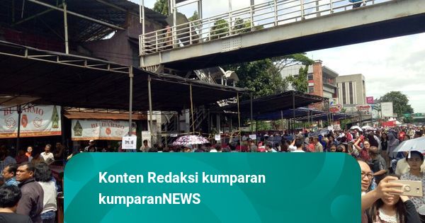 Pemindahan 13 TPS Sebabkan Kemacetan Parah di Matraman | kumparan.com