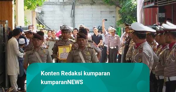 Tangis Istri Antar Jenazah Bripka Rachmat ke Peristirahatan Terakhir ...