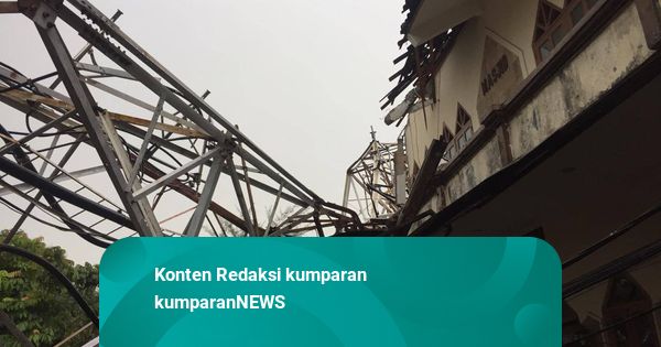 Tower RRI Roboh, Serpihan Bangunan Lukai Warga Usai Salat | kumparan.com