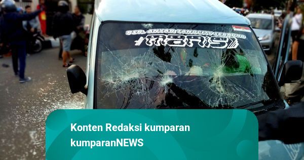 Video: Driver Ojek Online Rusak Angkot di Tangerang | kumparan.com