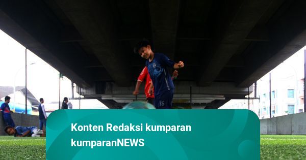 Futsal di Kolong Flyover Ciputat | kumparan.com