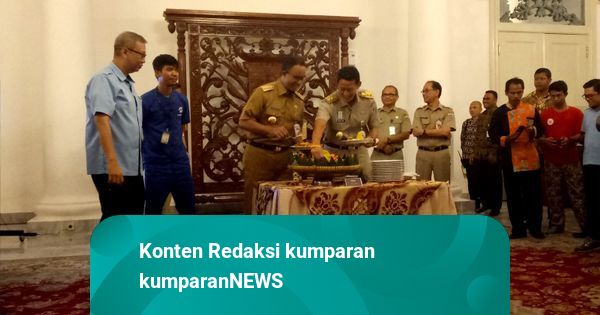 Anies-Sandi Sujud Syukur TransJakarta Capai 500 Ribu Pelanggan/Hari ...
