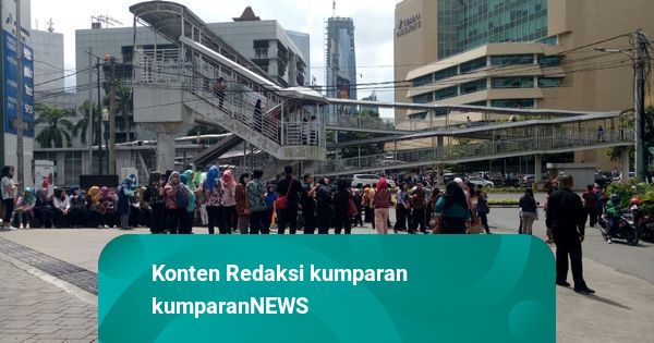 Jalan Rasuna Said Sempat Dipenuhi Warga Setelah Gempa Terjadi ...