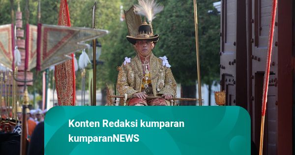 Raja Thailand Diarak Keliling Bangkok dengan Tandu Emas | kumparan.com