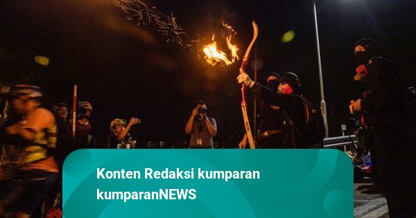 Demonstran Hong Kong Tembaki Polisi dengan Panah Api | kumparan.com