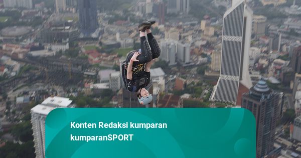 Foto: Aksi Atlet Terjun Payung Melompat dari Puncak Menara Kuala Lumpur ...