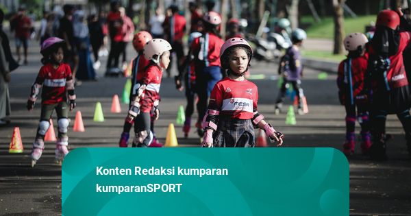 Foto: Keseruan Anak-anak Meluncur dengan Sepatu Roda di CFD Bintaro ...