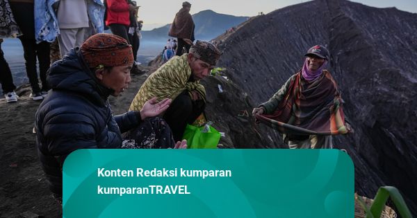 Foto: Upacara Adat Suku Tengger di Gunung Bromo untuk Penghormatan ke ...