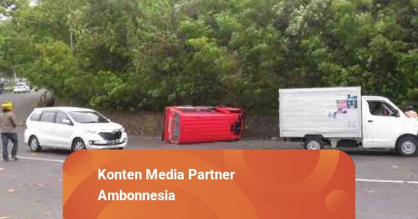 Sebuah Minibus Tabrak Angkot Hingga Terbalik | kumparan.com