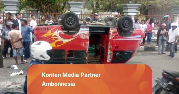 Sebuah Angkot di Ambon Kecelakaan hingga Terbalik, 2 Penumpang Kritis ...