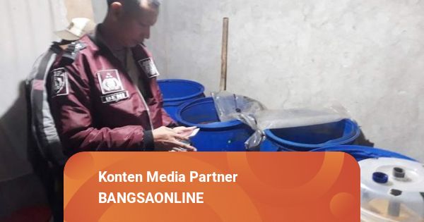 Polisi Gerebek Rumah Produksi Arak di Tenggiring Lamongan | kumparan.com